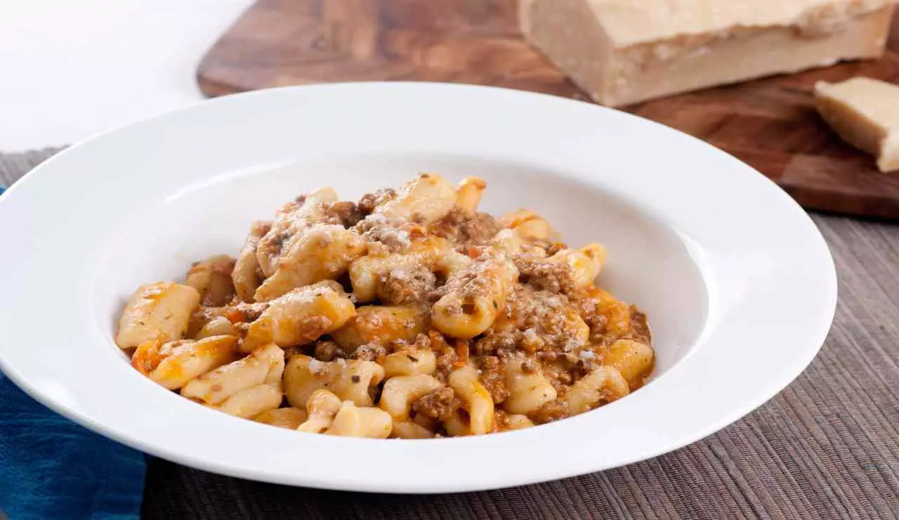 Cavatelli dengan sprint ragù dan caciocavallo