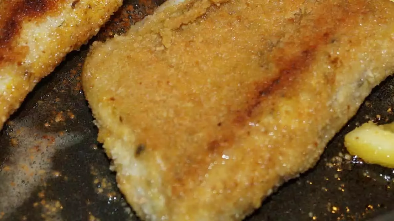 Ikan bass dalam kulit kentang