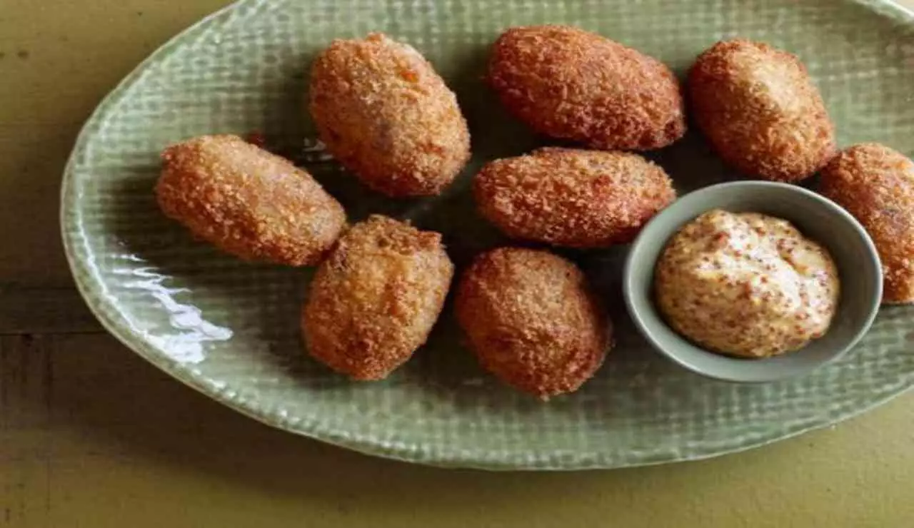 Croquettes ntawm zucchini, eggplant thiab fontina