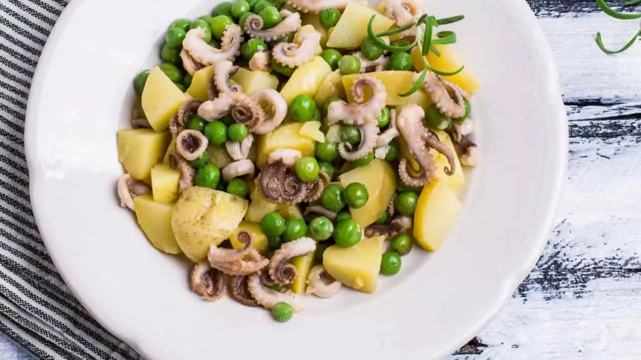 Cuttlefish na poteto na peas