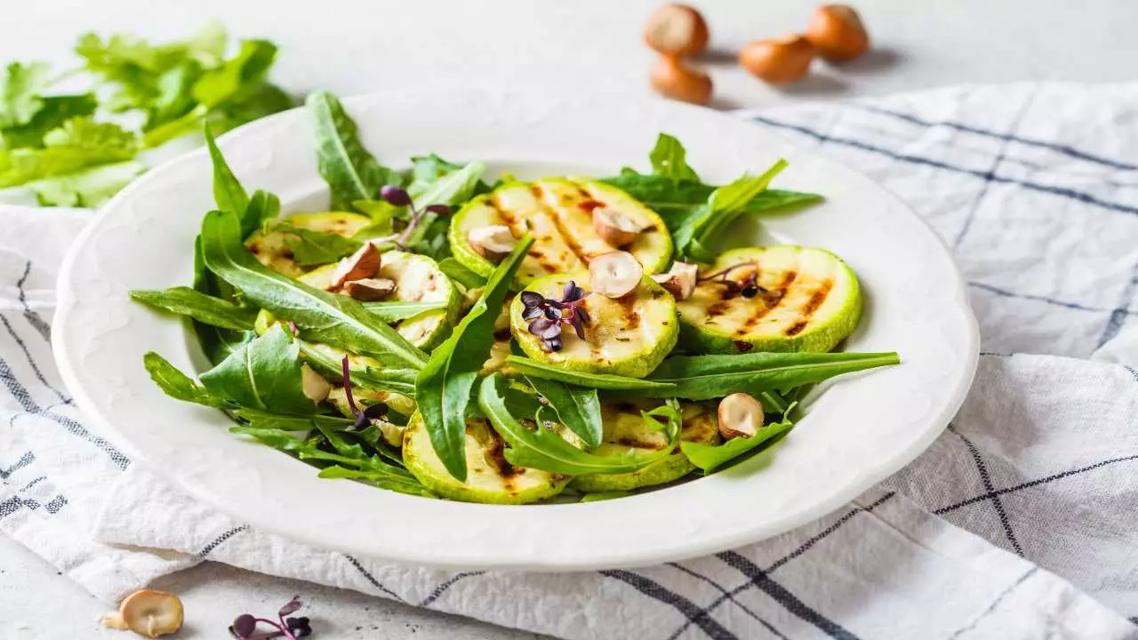 Calabacín con rucola e abelás