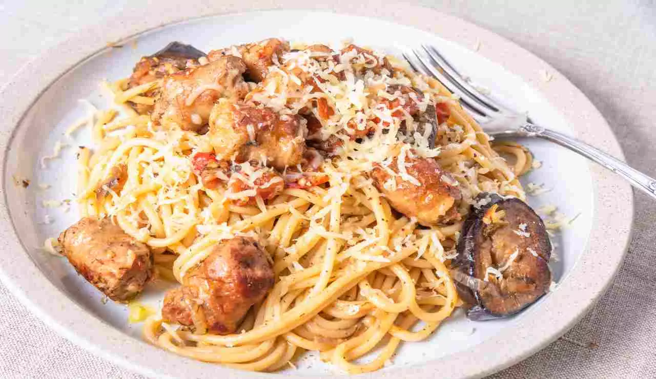 Spaghetti leh jiis, sausages iyo aubergines