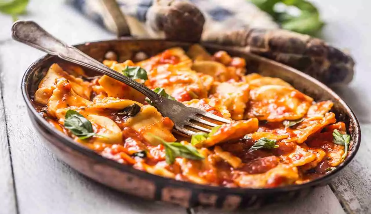 Tomato ravioli fa'atumu i pistachio ma mortadella AdobeStock