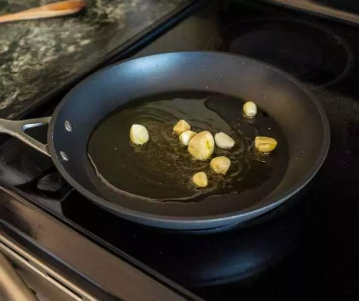 Pasta kirsikkatomaattien ja rypäleen kera