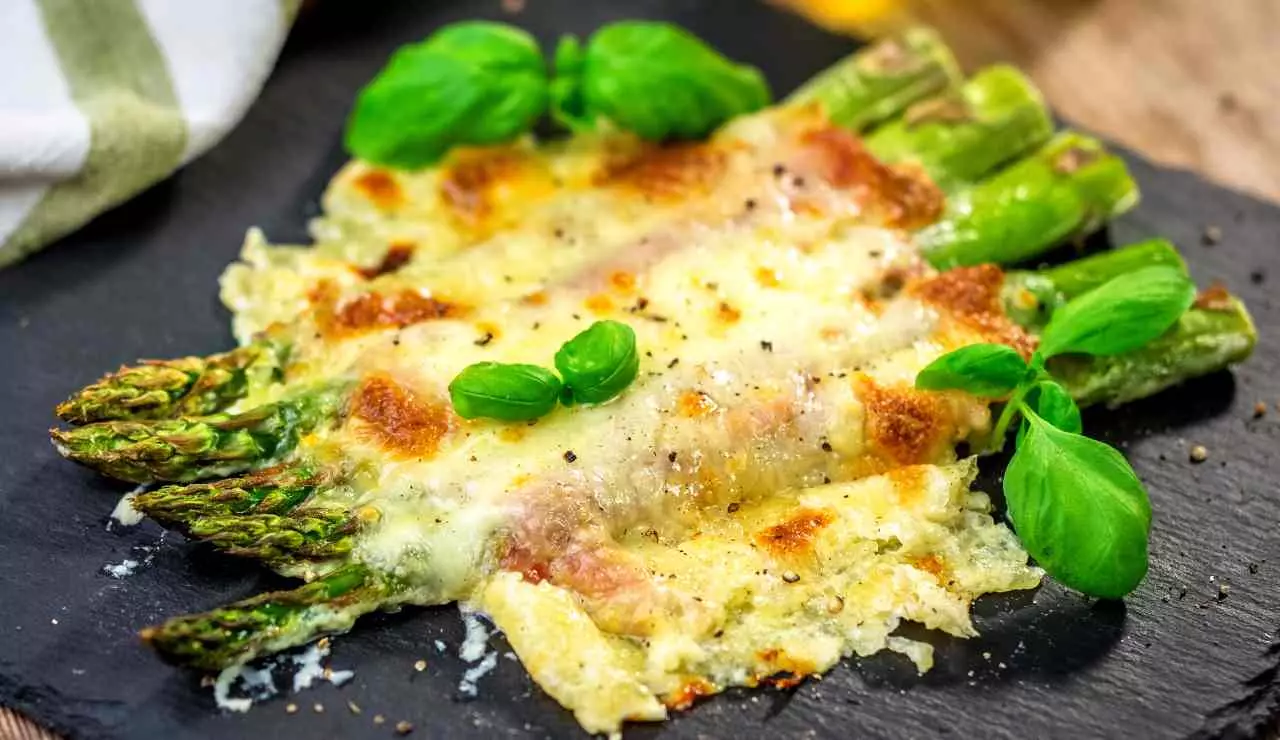 Asparagus parut dengan ham dan mozzarella | Lauk pauk yang luar biasa 18464_1