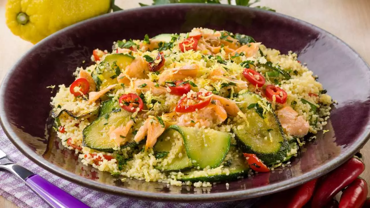 Cous cous ກັບ salmon ແລະ zucchini