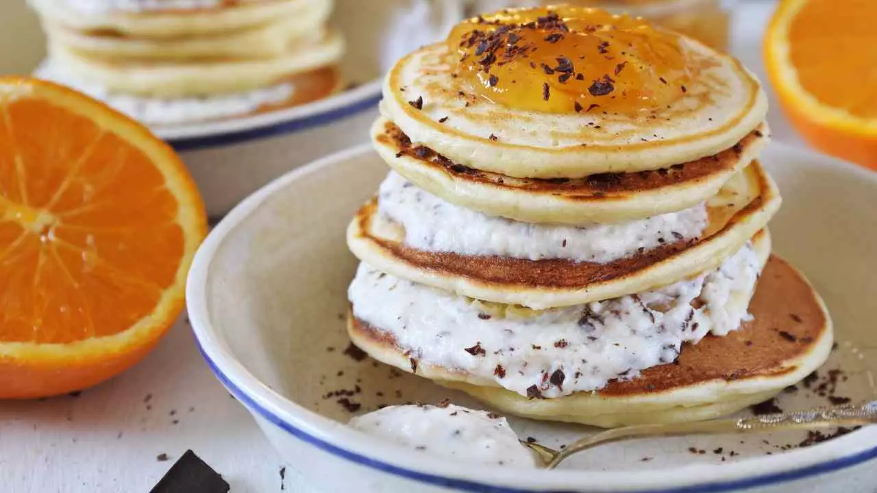 Pannukakkuja ricottalla ja appelsiinimarmeladilla