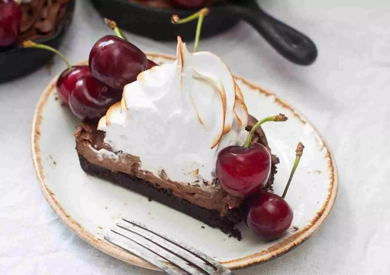 Tart ea tsokolate e nang le meringue le cherries