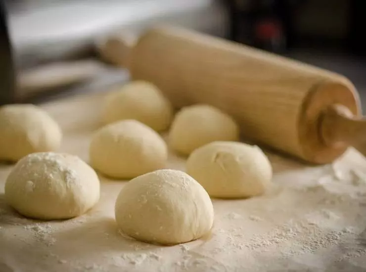 ແບ່ງ dough ເປັນສ່ວນຂະຫນາດນ້ອຍ