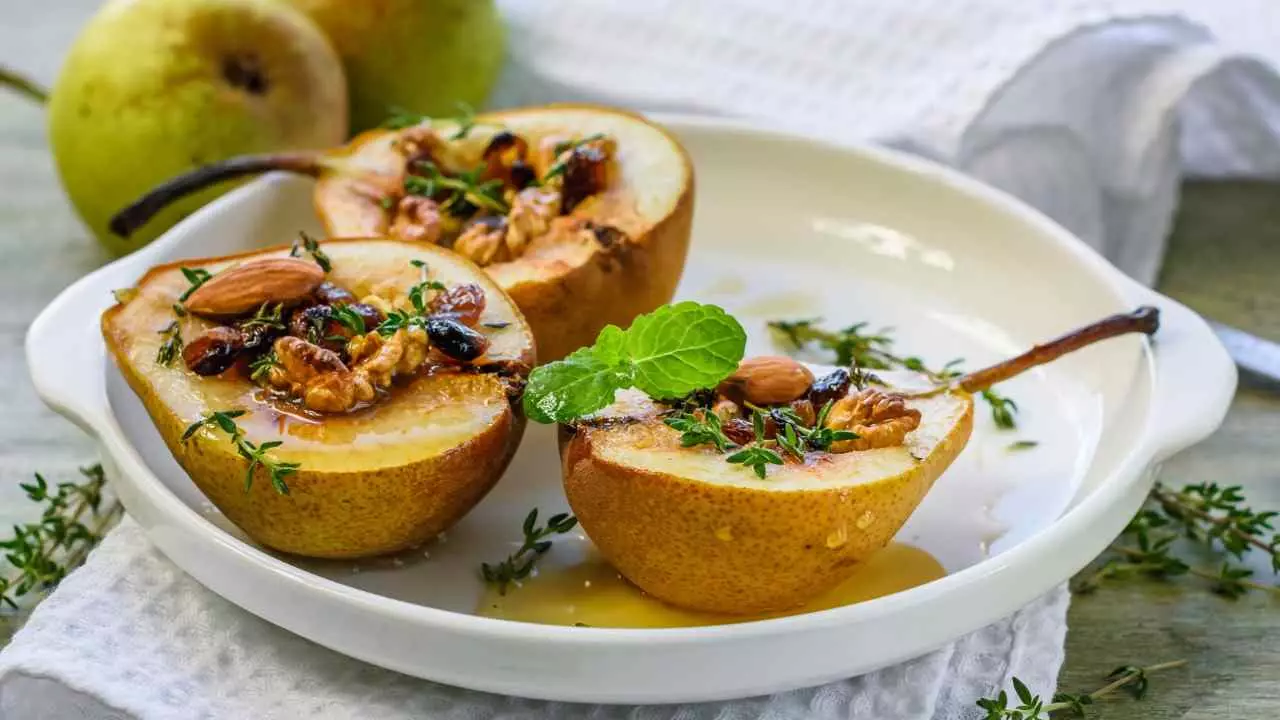 Baked pears with walnuts and raisins | a delicate and tasty dessert