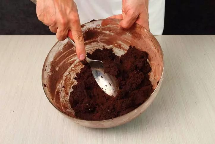 Bombas crocantes de cacau com chocolate branco e farinha de coco 18676_3