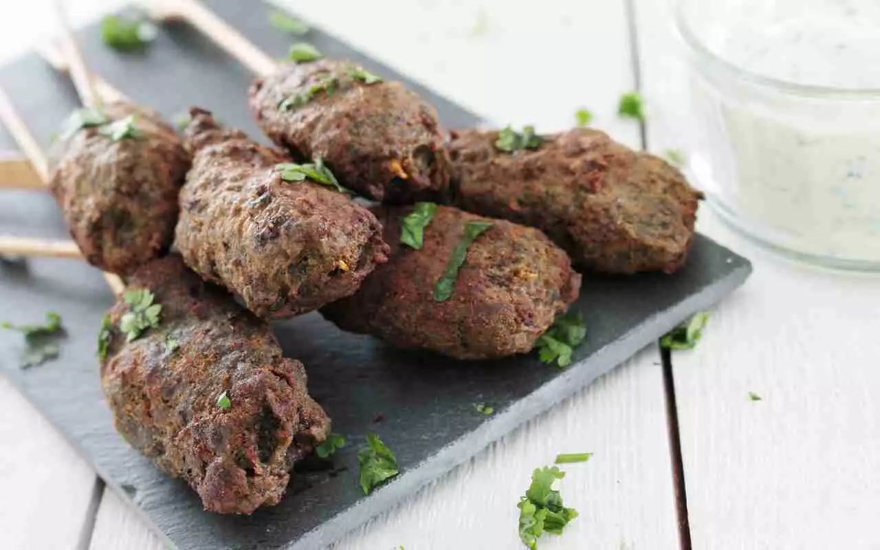 Mini kebab oilasko eta piperrekin ARGAZKI errezeta inprimatua