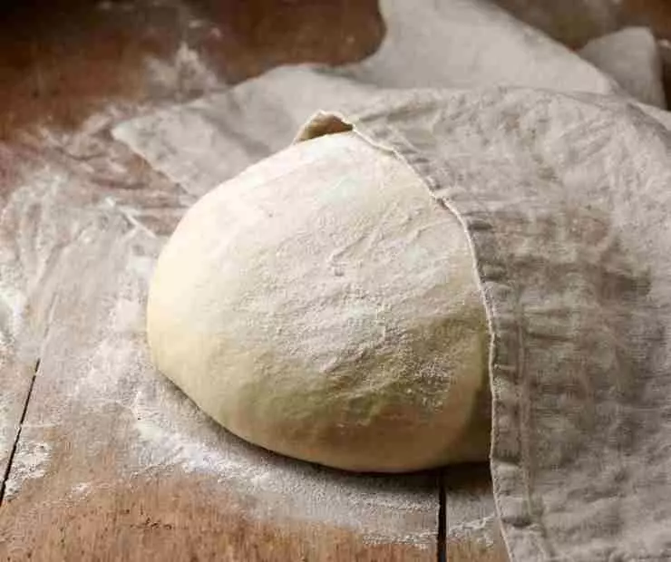 Gevlochten brood met extra vierge olijfolie om thuis te bereiden 1882_3