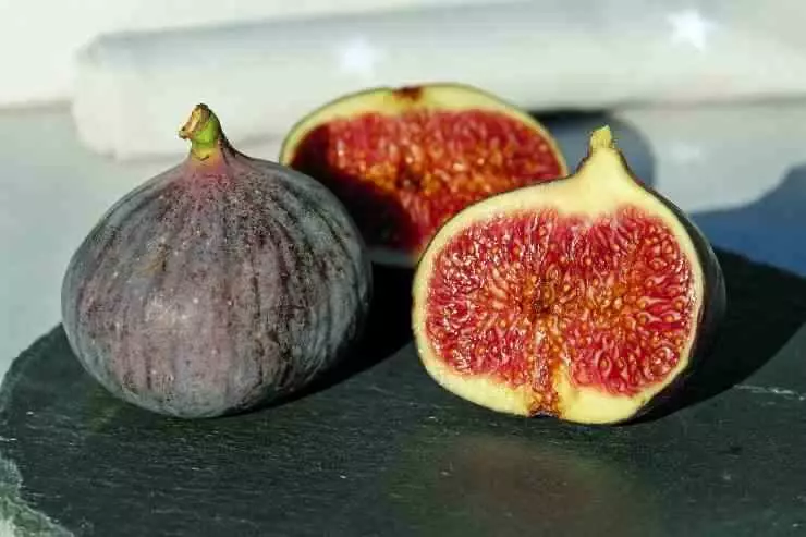 Bruschetta figs Raw ham and burrata رڪوع تيار ڪرڻ 18917_2