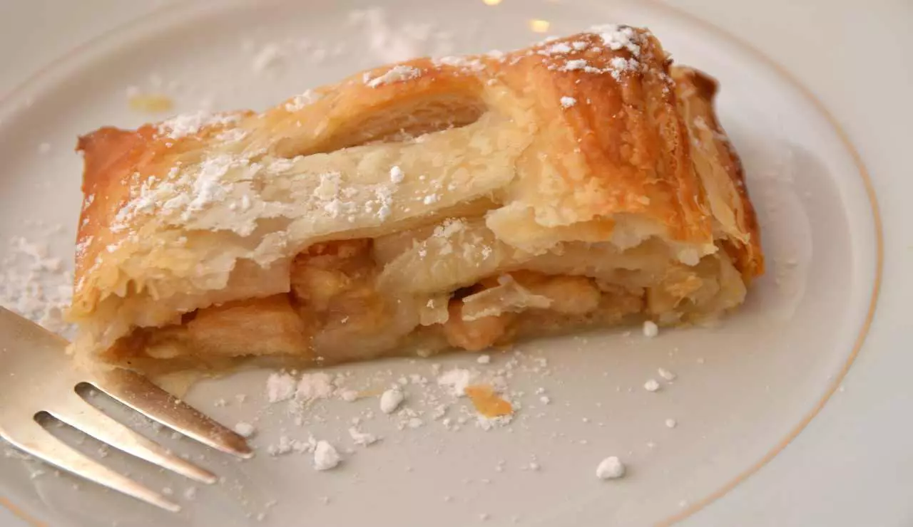 Strudel nrog cinnamon, txiv apples thiab almonds