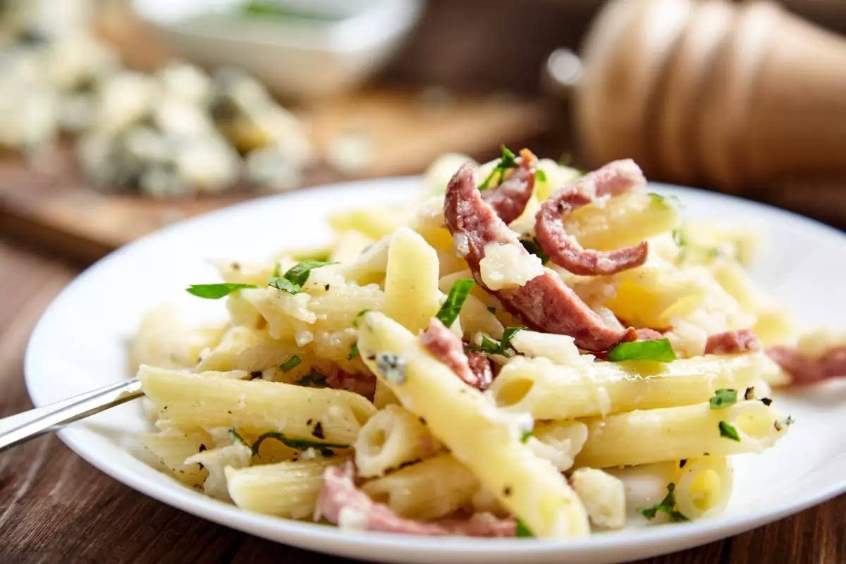 Pasta Potatoes ແລະ Ham, ແນວຄວາມຄິດທີ່ມີລົດຊາດສໍາລັບການເລີ່ມຕົ້ນຂອງມື້ນີ້