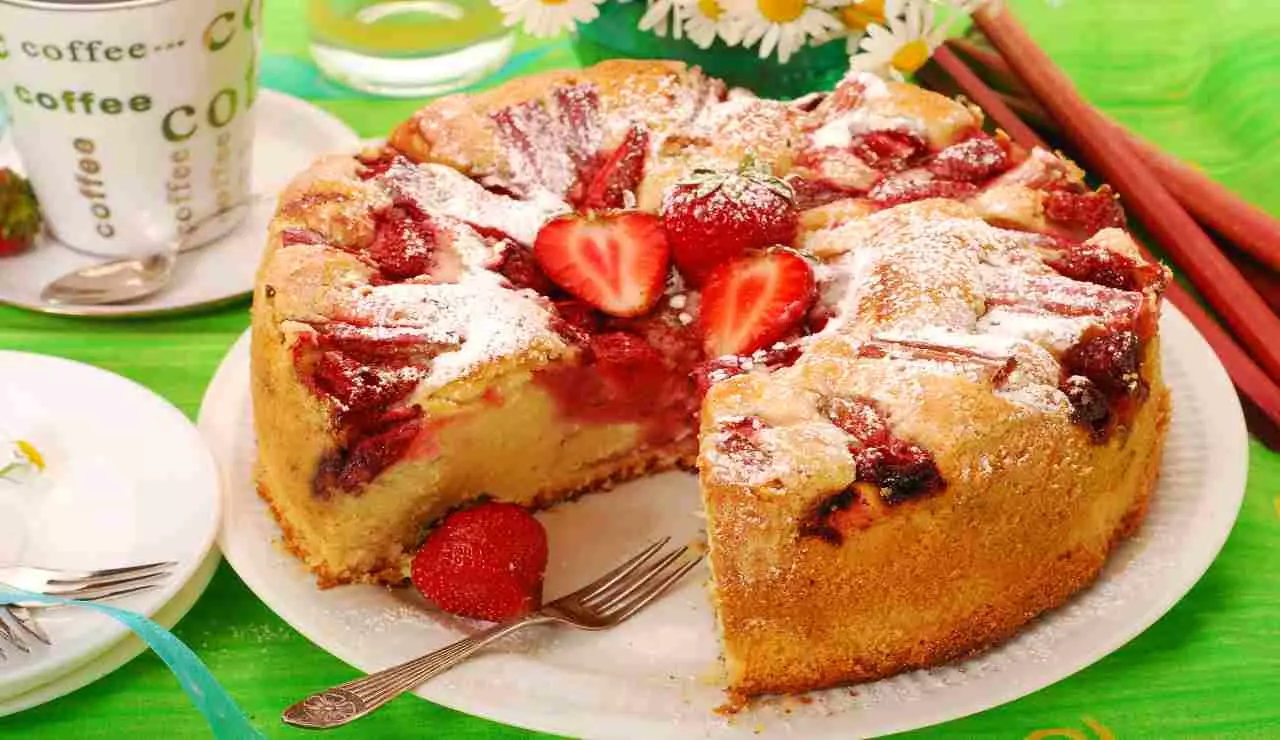 Super malambot na strawberry cake