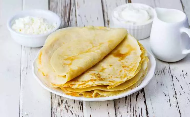 Gulungan kecil crepes dengan ricotta