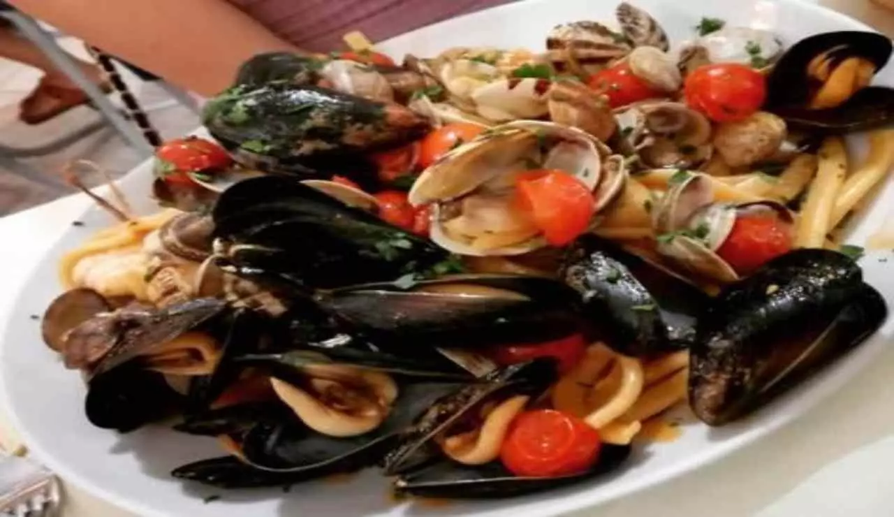 pasta ໄຂ່ homemade ກັບ mussels ແລະ clams