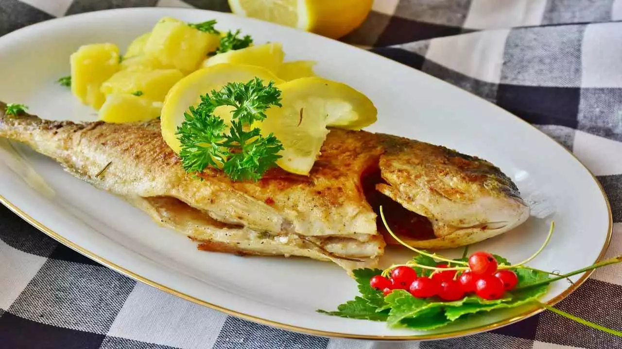 Pečená ryba s citronem ideální k podávání s pečenými bramborami