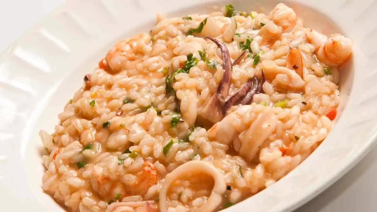 Nasi kaldu ala Italia dengan lauk hasil laut