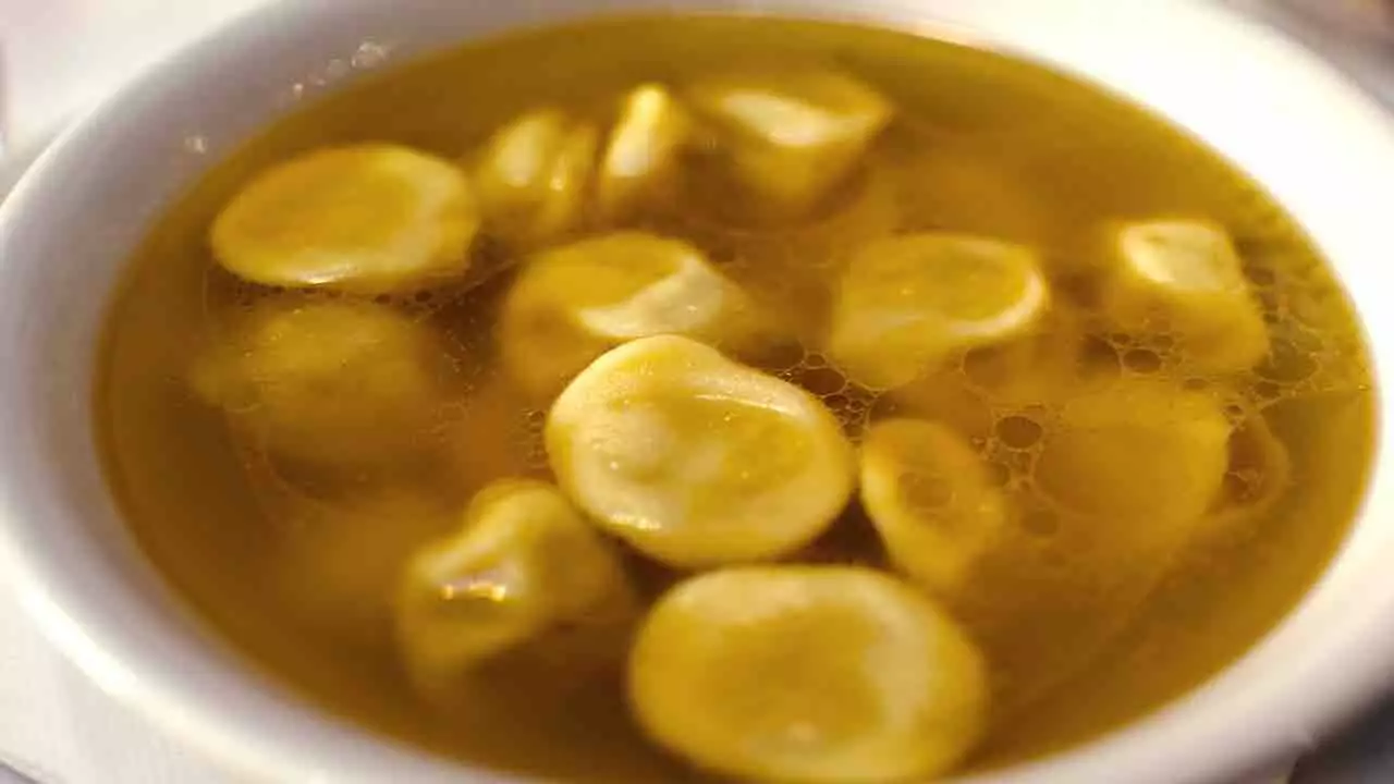 Tortelli qaynadılmış ət, mal əti suyu və qızardılmış tərəvəz ilə doldurulmuşdur.