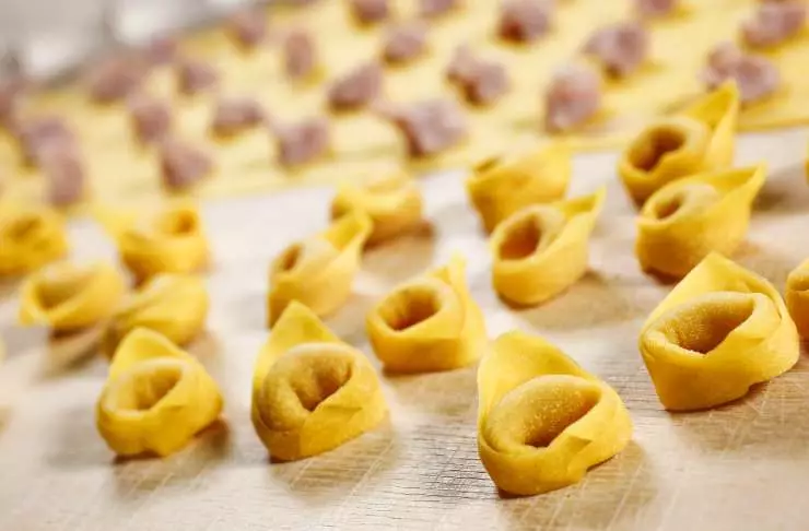 Tortelli farcis à la viande bouillie, bouillon de bœuf et légumes grillés 19180_2