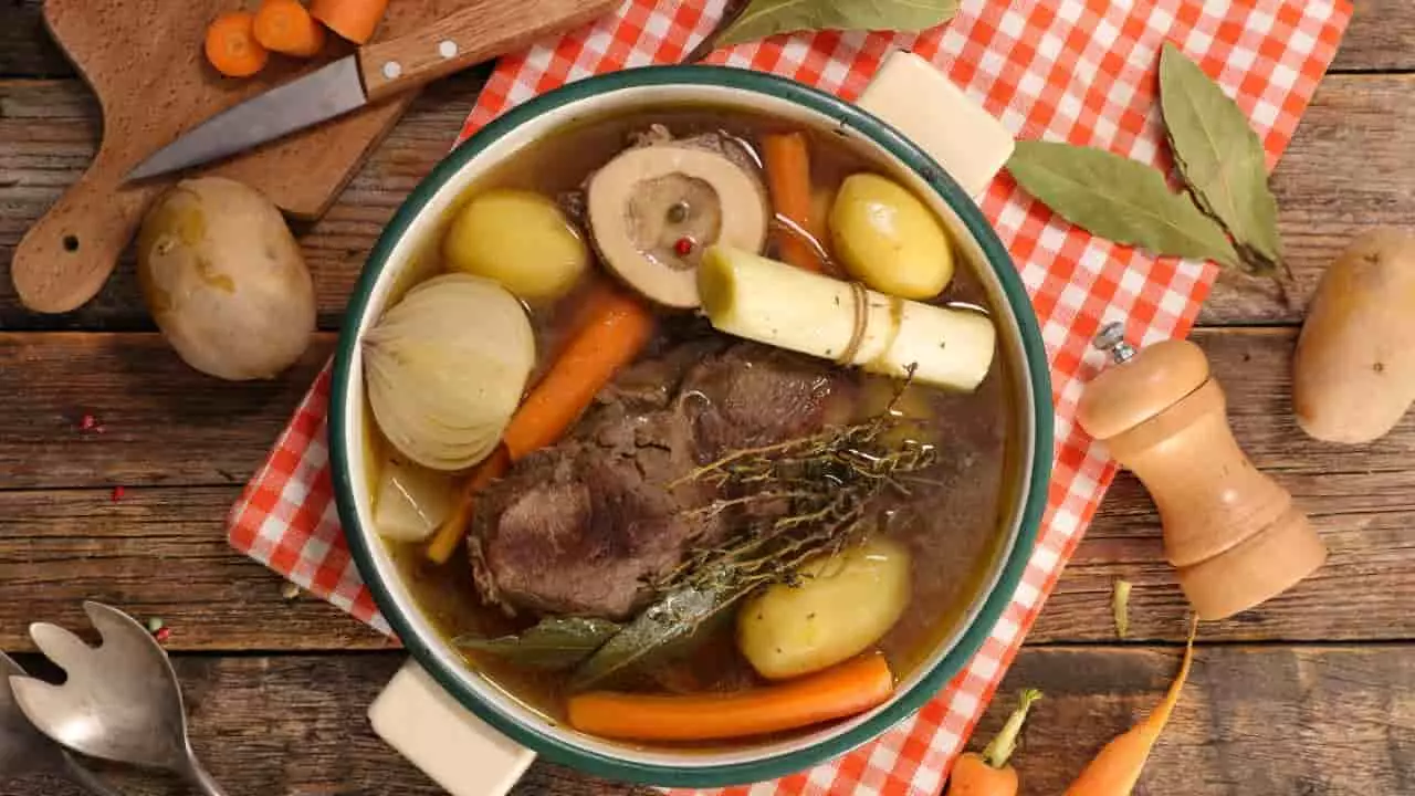 Tortelli farcis à la viande bouillie, bouillon de bœuf et légumes grillés 19180_3