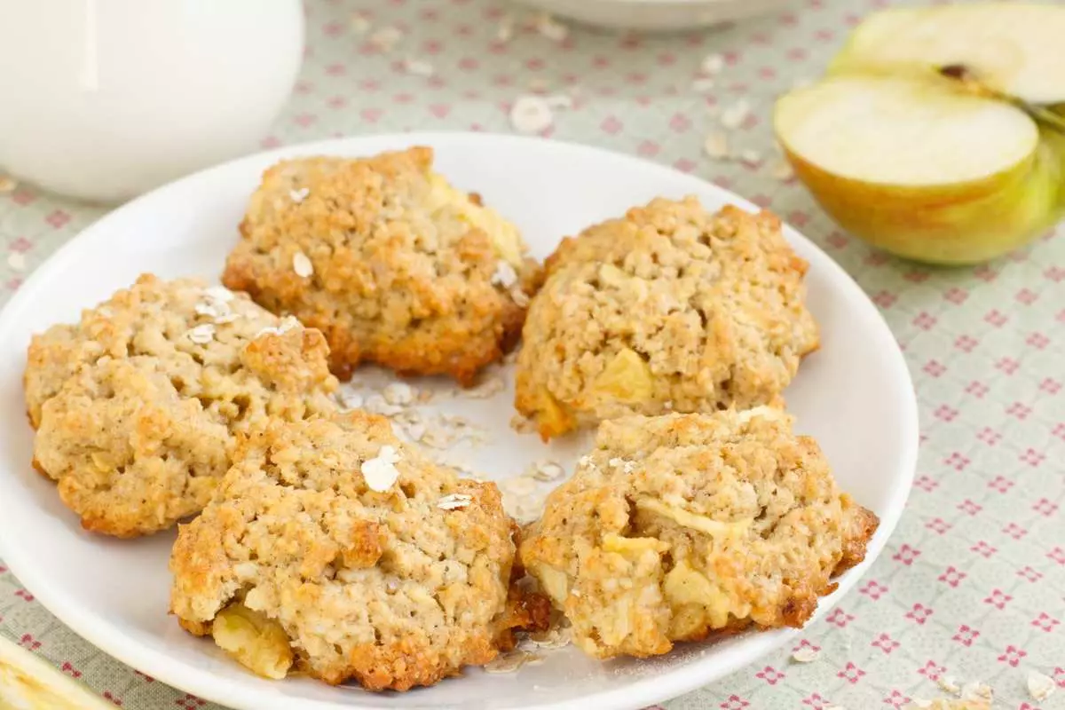 Apple da goro biscuits: shirye a cikin minti 5, taushi da crunchy