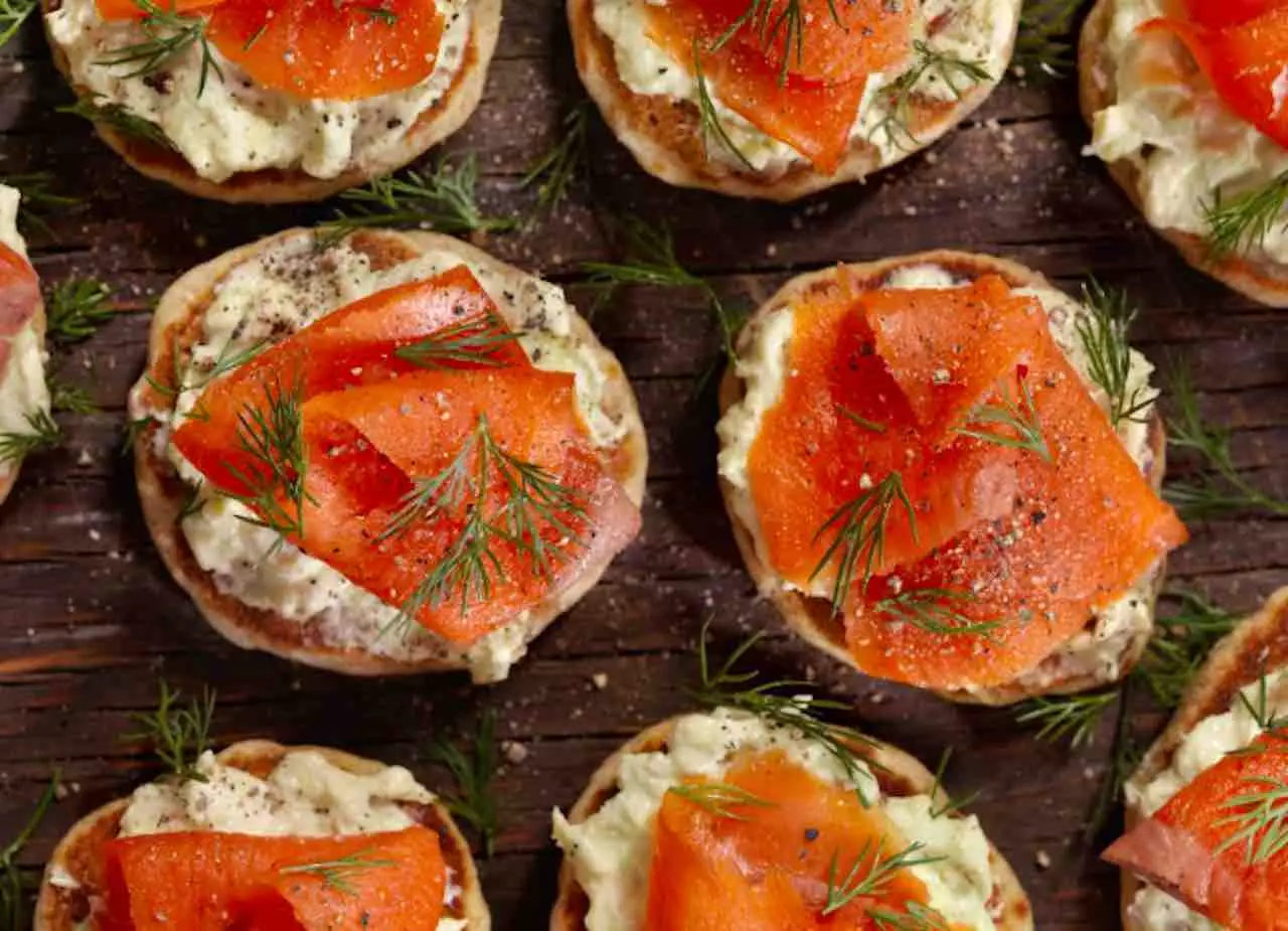 Canapes na may salmon at avocado cream recipe paghahanda