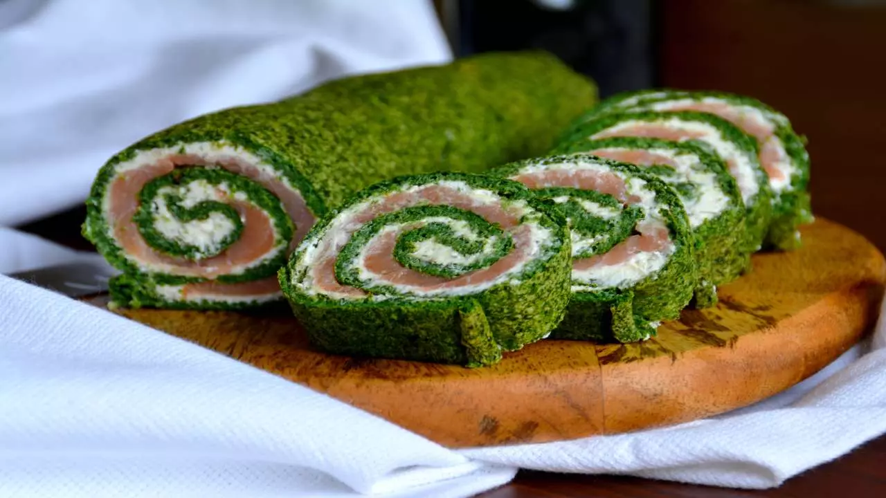 Spinach roll with salmon