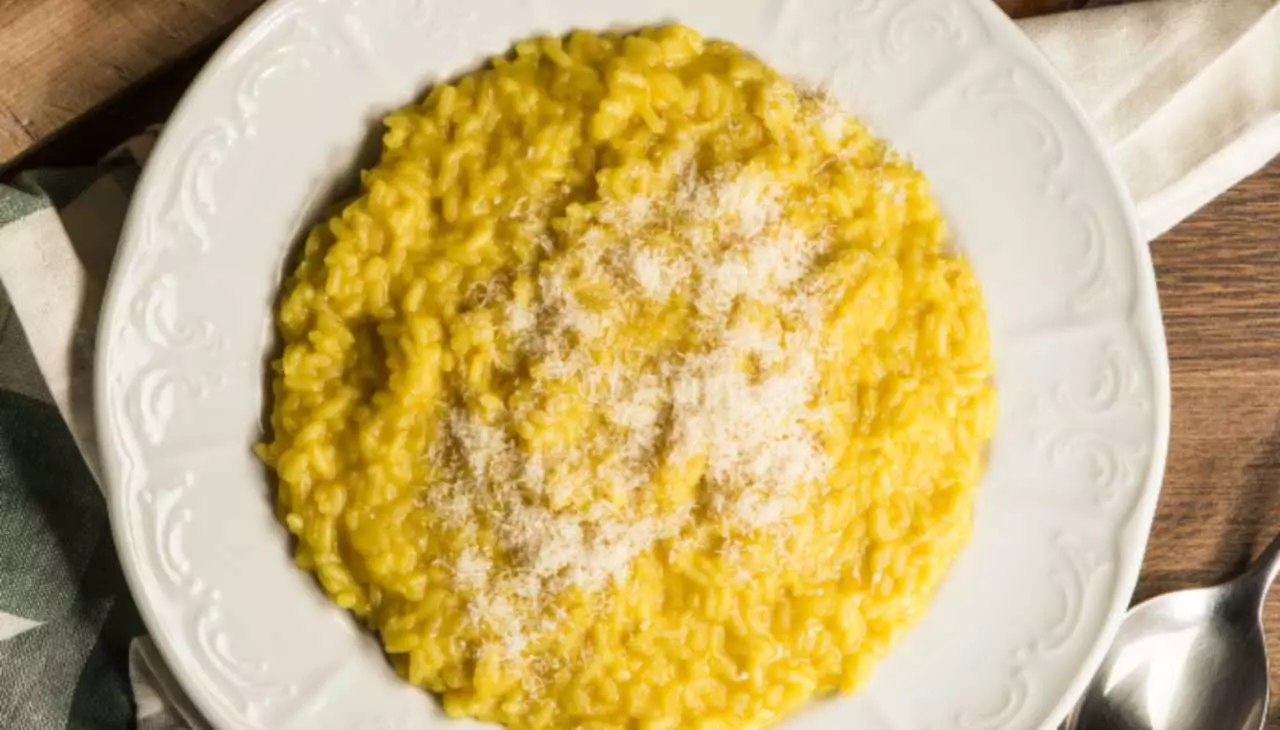 сыр жана татымал менен Risotto