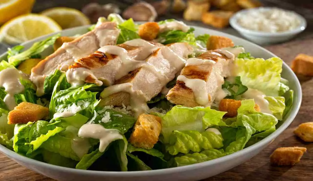 Curried grilled chicken salad ug croutons