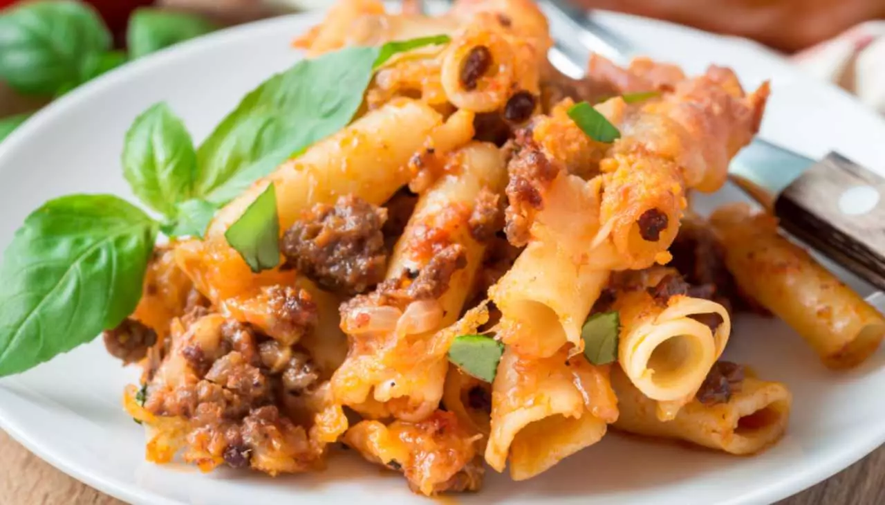 Recette de mozzarella et de saucisses cuites au four avec des pâtes Ziti