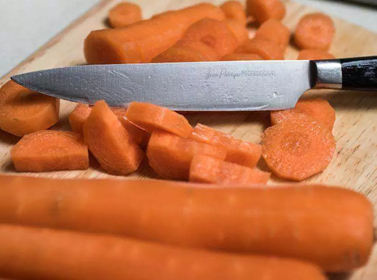 Karotten mit Zwiebeln und Oliven in einem Pfannenrezept