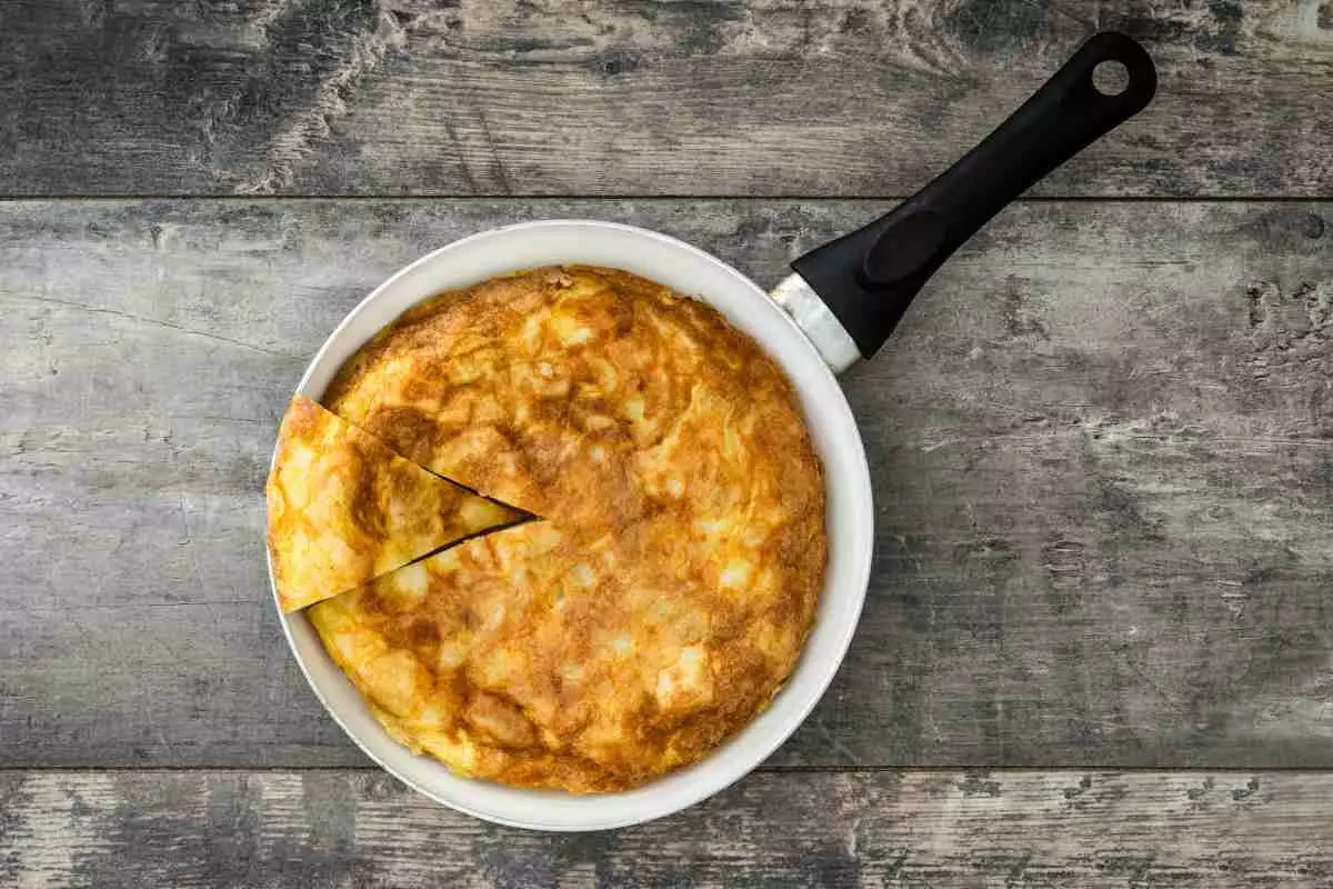 Stuffed pan-fried potato pie, handa na kaagad