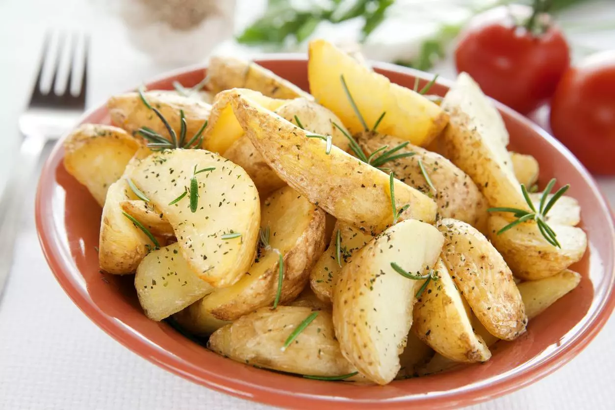 Patatas al horno sin aceite, para una guarnición ligera pero sabrosa