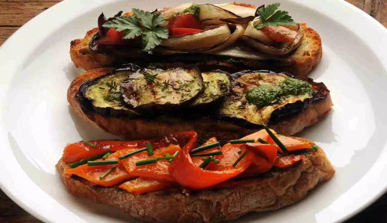 Bruschetta de verduras á prancha e adobadas