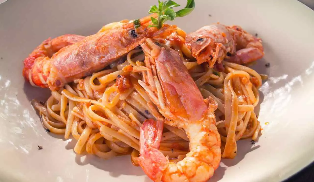 Linguine aux crevettes et tomates cerises rapides | Un plat aux saveurs incroyables 19422_1