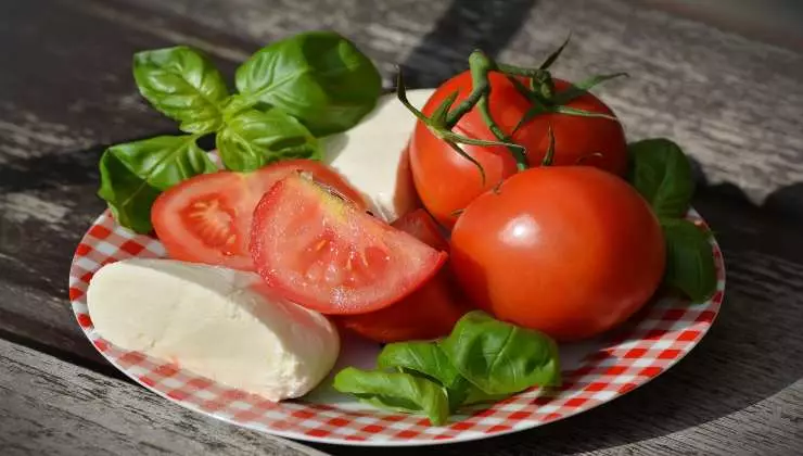 Pikantiški brioche tešlos kruasanai, įdaryti pomidorų salotomis ir mocarela 19452_4