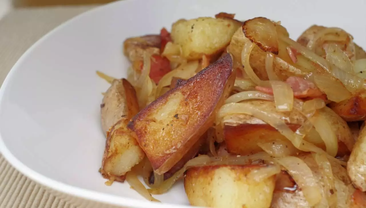 Bijgerecht van aardappelen en uien