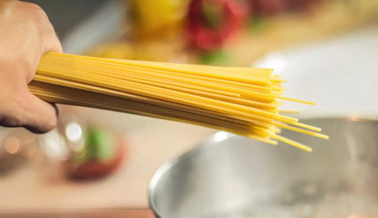 Kambag'alning spagettisini tatib ko'rganmisiz? Neapolitan retsepti tushlik uchun 10 daqiqada tayyor! 19532_1