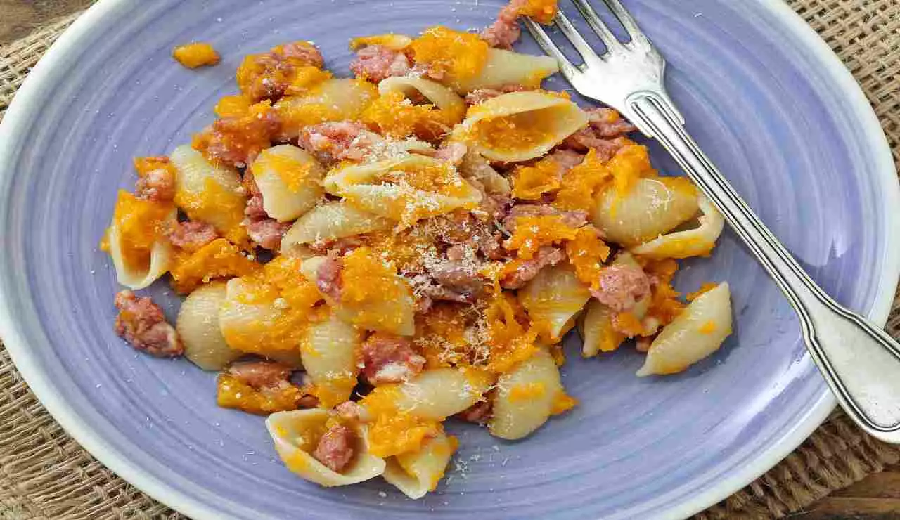 Conchiglie with white meat sauce with pumpkin