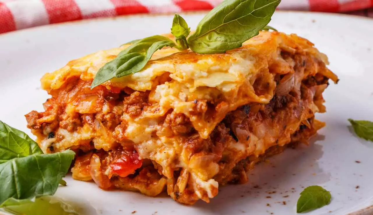 Lasagna e nang le tamati le sauce ea nama | E nepahetse bakeng sa Ferragosto 19594_1