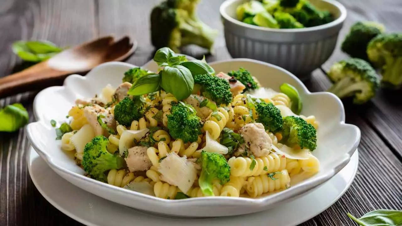 Fusilli met broccoli en hoender | Perfek vir 'n gesinsmiddagete