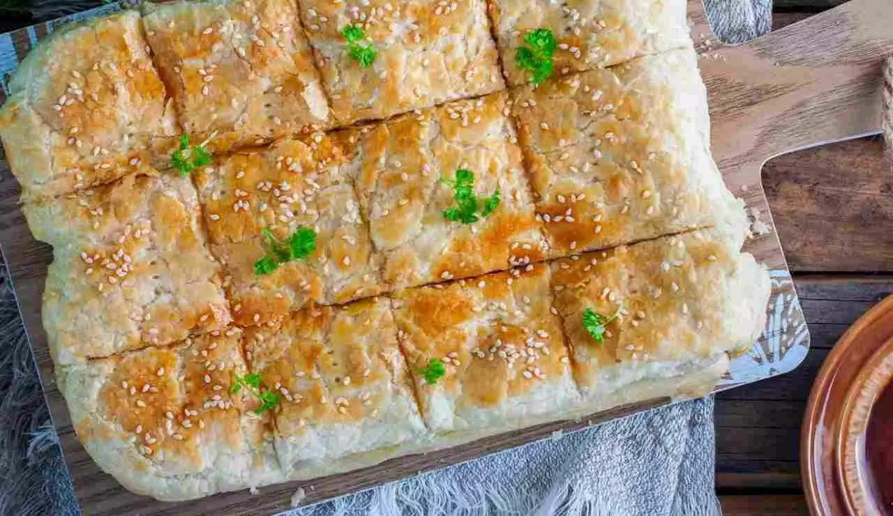 Stuffed puff pastry squares