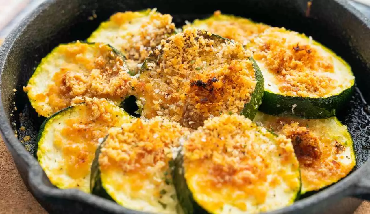 Zucchini kana gratin ne breadcrumbs | Nyore uye inonaka ndiro 19669_1