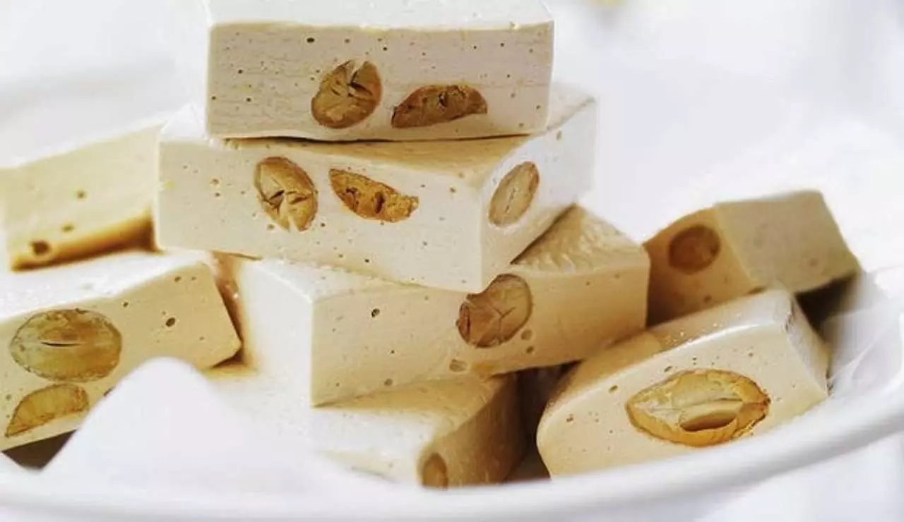 Nougat me çokollatë të bardhë dhe kikirikë