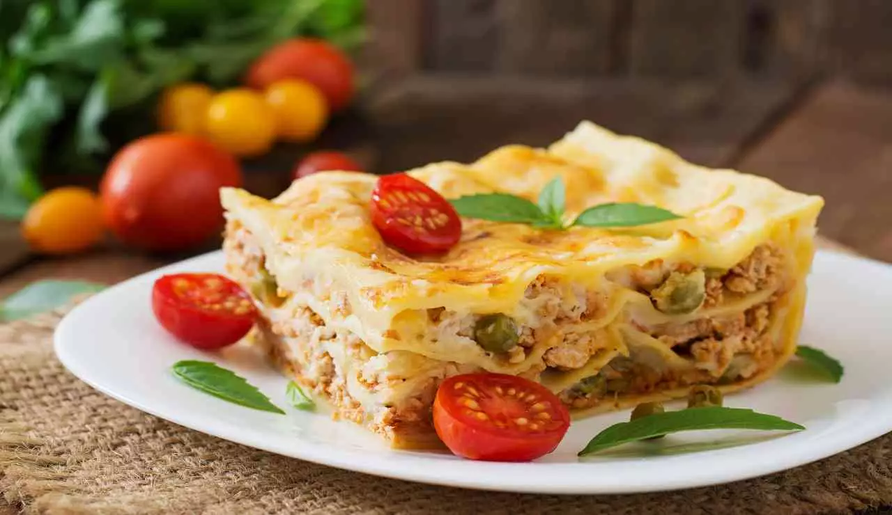 Lasagna nwere sausaji na peas AdobeStock