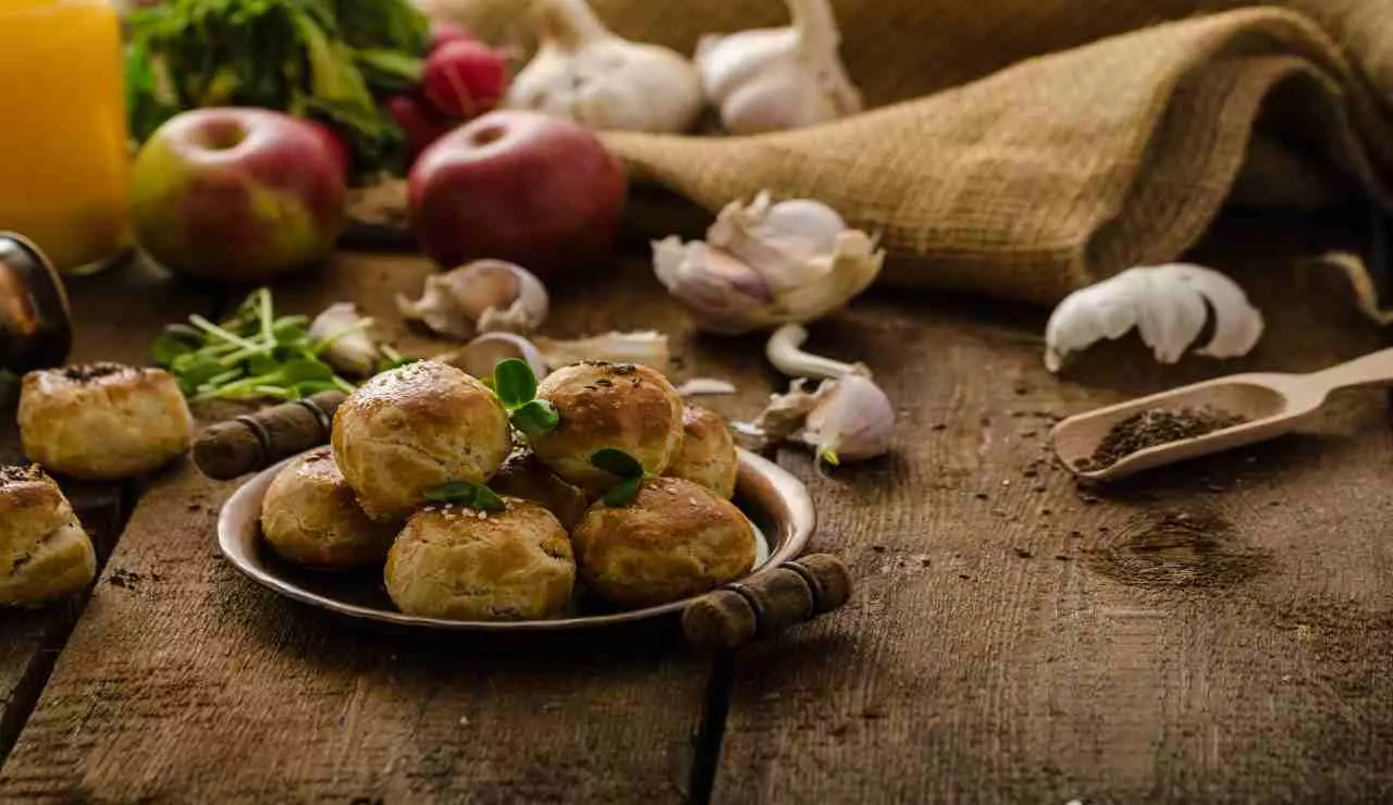 Mini puffede rundstykker med auberginesurgetter med trevlet hjerte